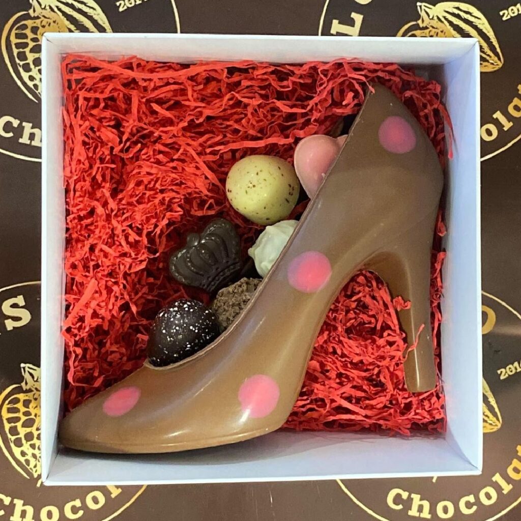 Milk Chocolate Shoe with 7 Bonbons | Luisco Chocolate